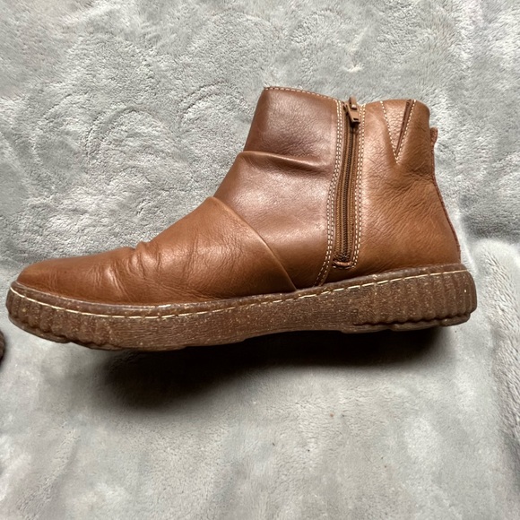 Clarks | Shoes | Clark Collections Leather Ruched Ankle Boot 95 | Poshmark